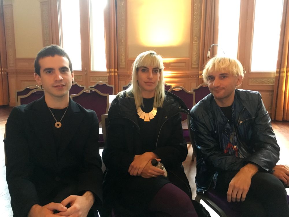 Cyborg Neil Harbisson heeft een antenne in zijn hoofd - Artikelen - De ...